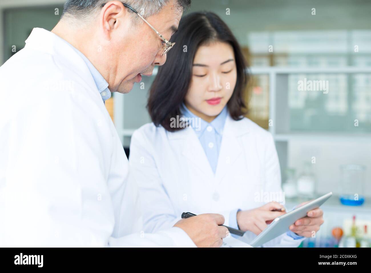 people doing chemical experiment in modern lab Stock Photo - Alamy