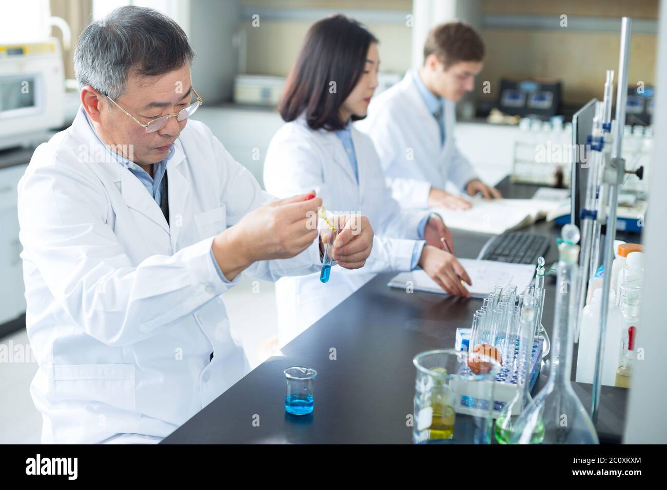 people doing chemical experiment in modern lab Stock Photo - Alamy