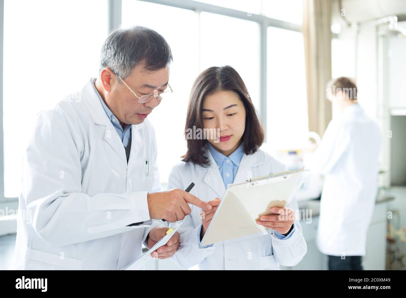 people doing chemical experiment in modern lab Stock Photo - Alamy