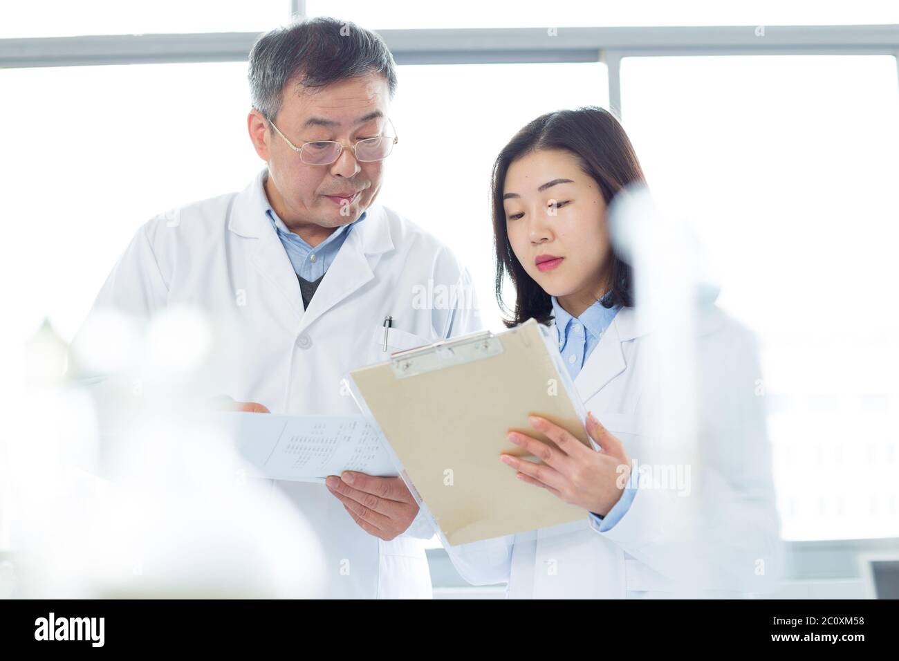 people doing chemical experiment in modern lab Stock Photo - Alamy