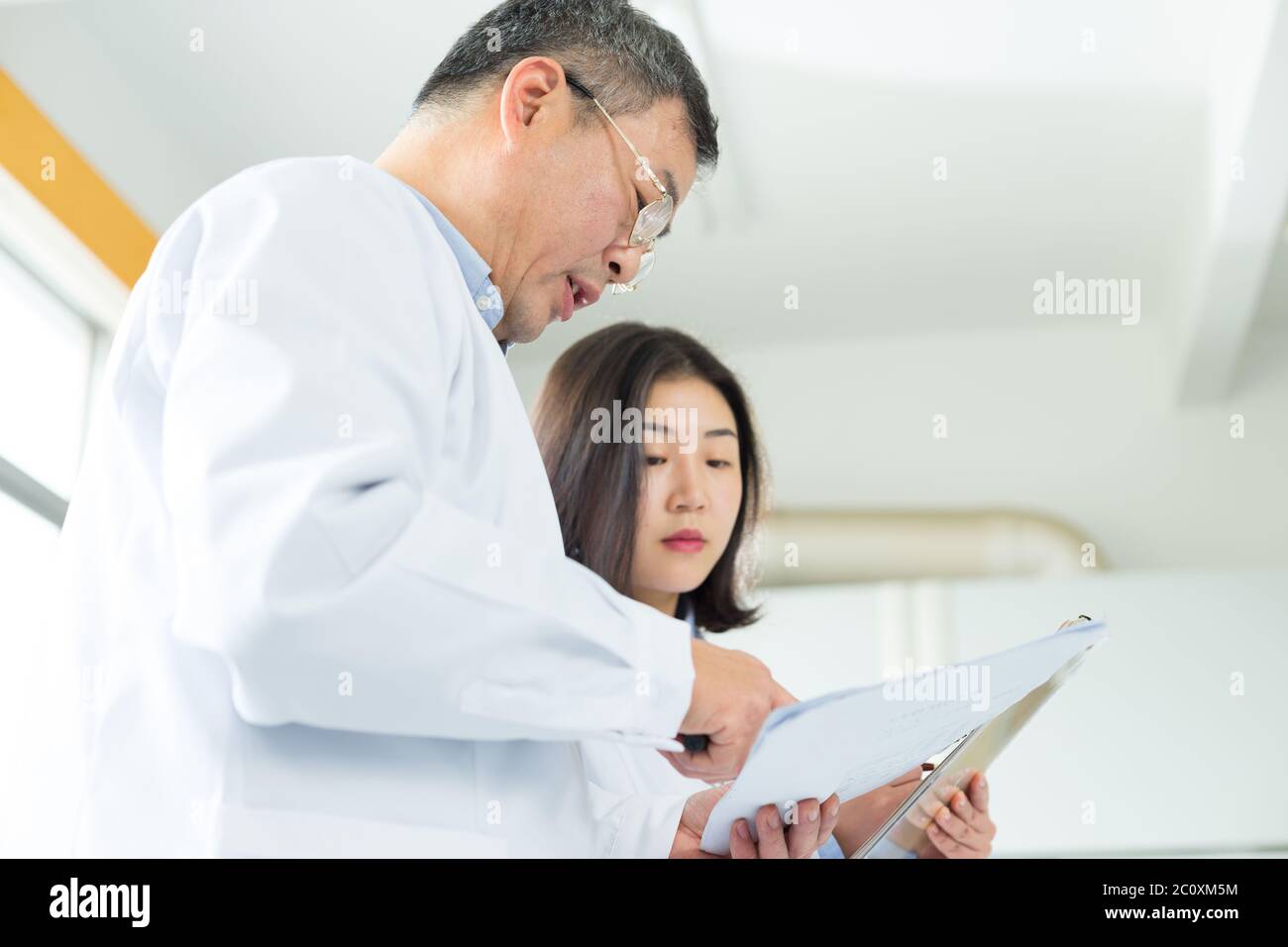 people doing chemical experiment in modern lab Stock Photo - Alamy