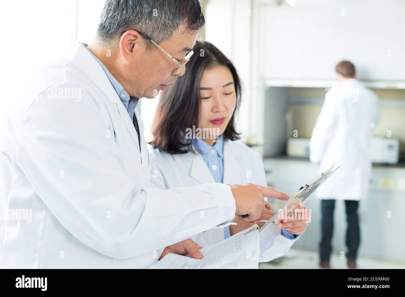 people doing chemical experiment in modern lab Stock Photo - Alamy