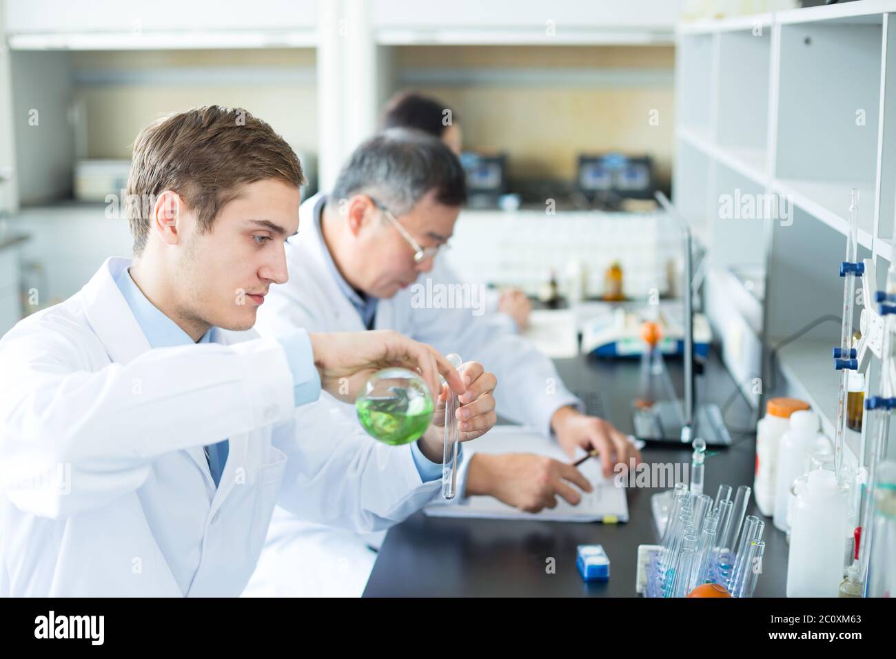 people doing chemical experiment in modern lab Stock Photo - Alamy