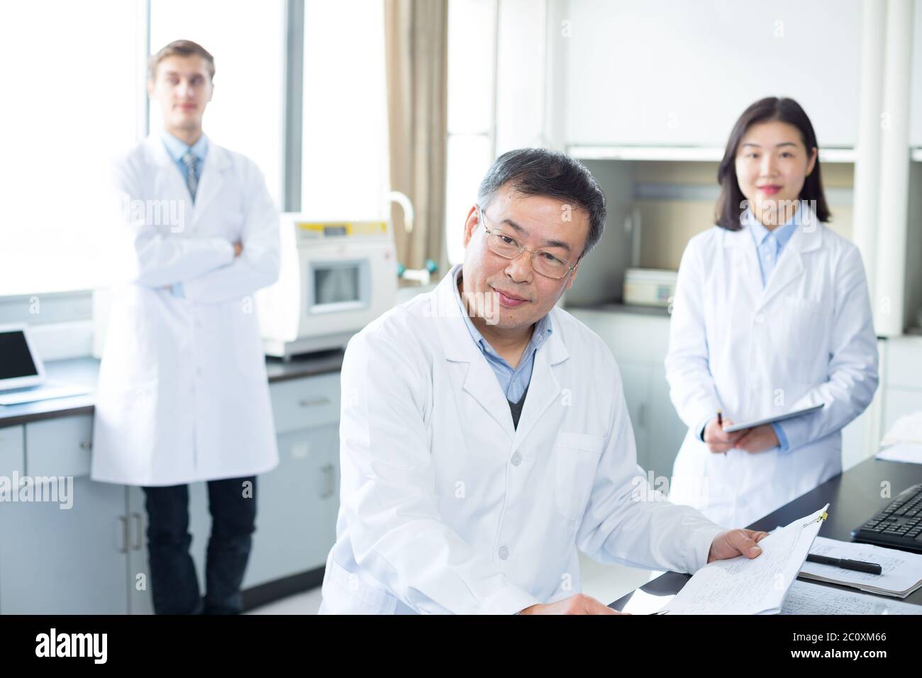people doing chemical experiment in modern lab Stock Photo - Alamy