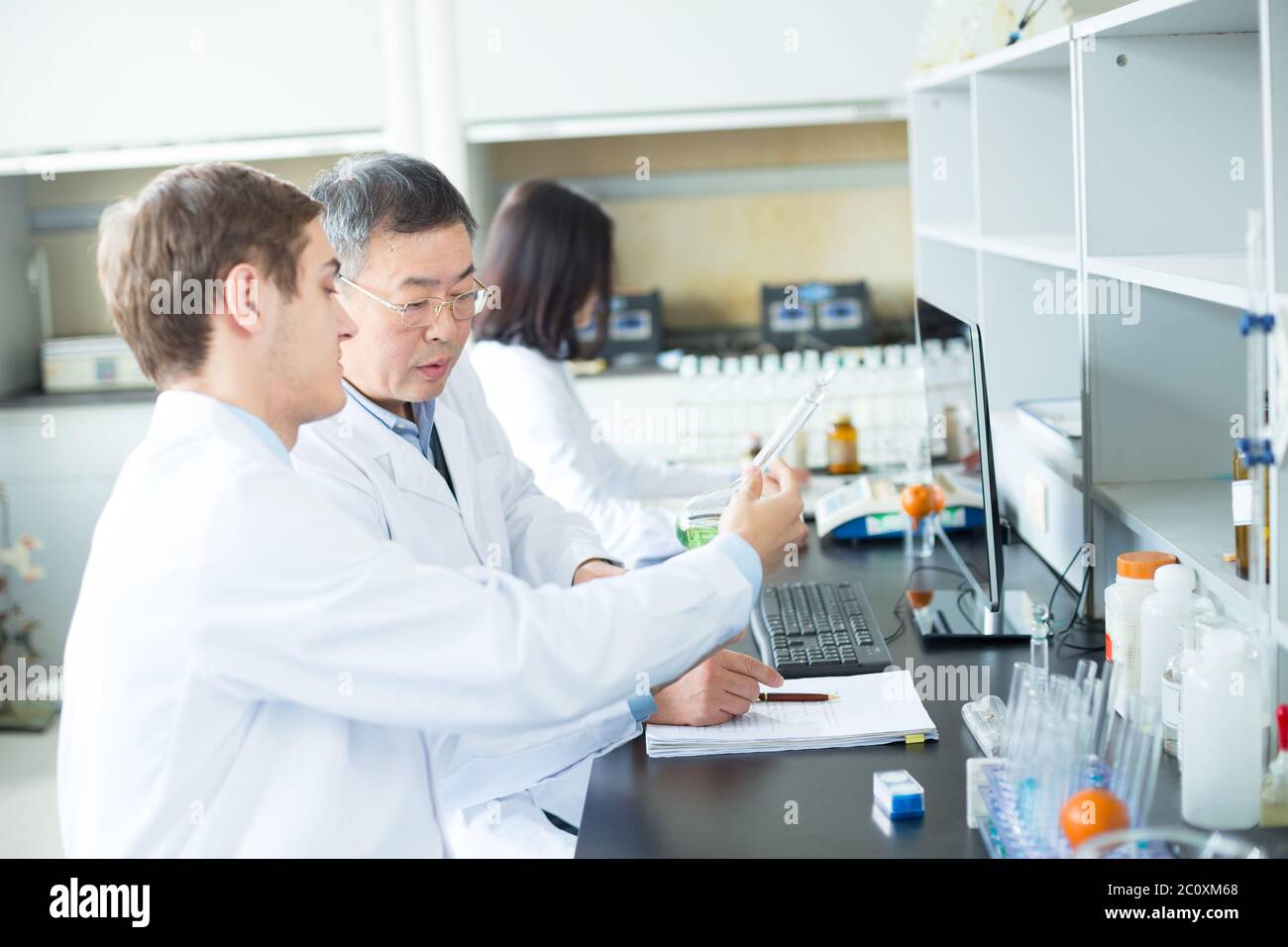 people doing chemical experiment in modern lab Stock Photo - Alamy