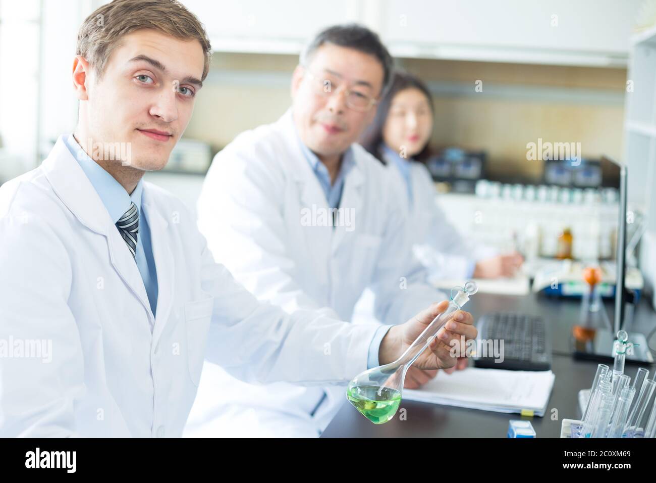 people doing chemical experiment in modern lab Stock Photo - Alamy