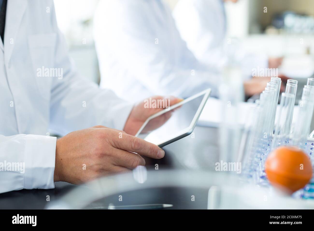 people doing chemical experiment in modern lab Stock Photo - Alamy