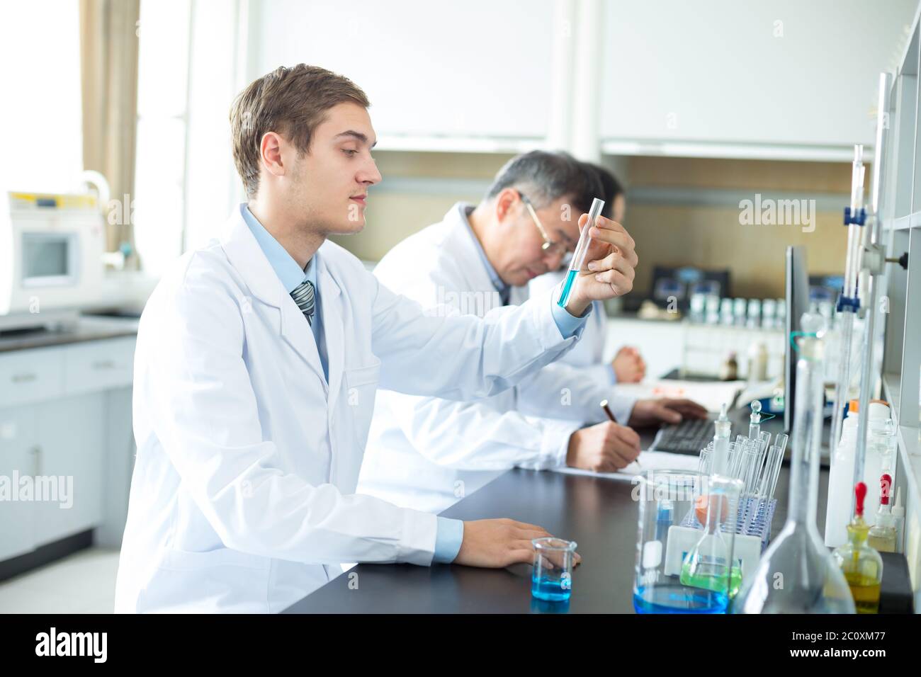 people doing chemical experiment in modern lab Stock Photo - Alamy