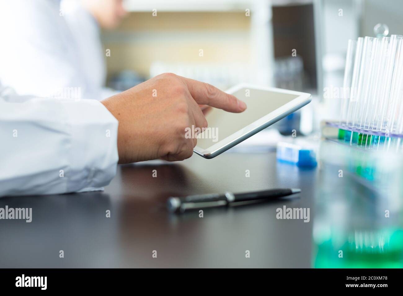 people doing chemical experiment in modern lab Stock Photo - Alamy