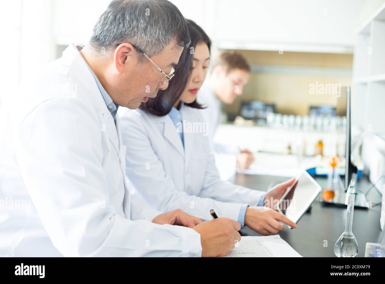 people doing chemical experiment in modern lab Stock Photo - Alamy