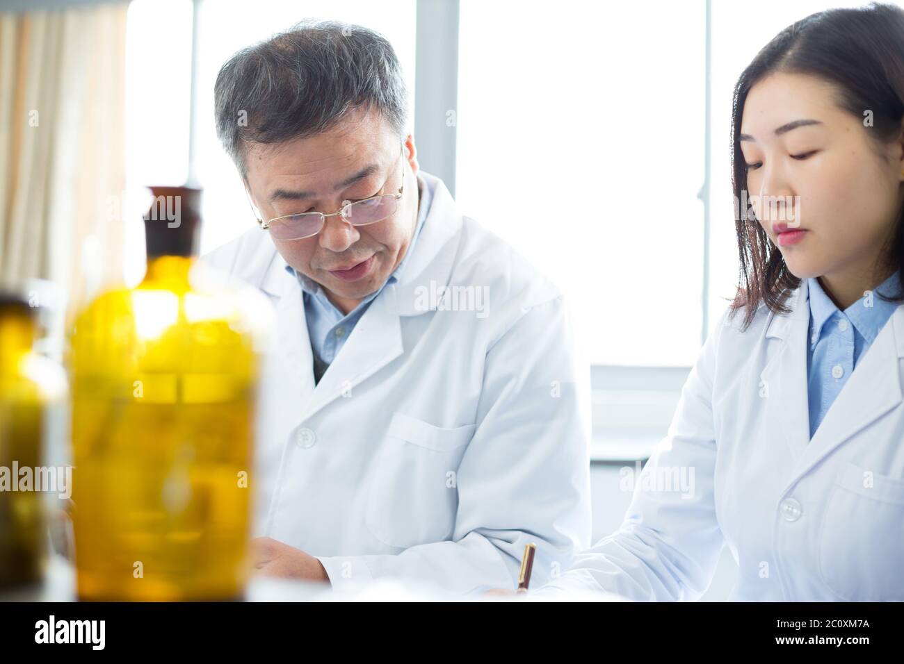 people doing chemical experiment in modern lab Stock Photo - Alamy