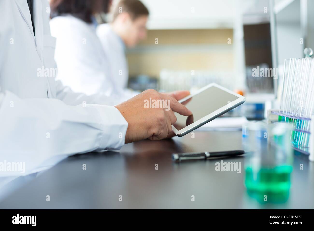 people doing chemical experiment in modern lab Stock Photo - Alamy