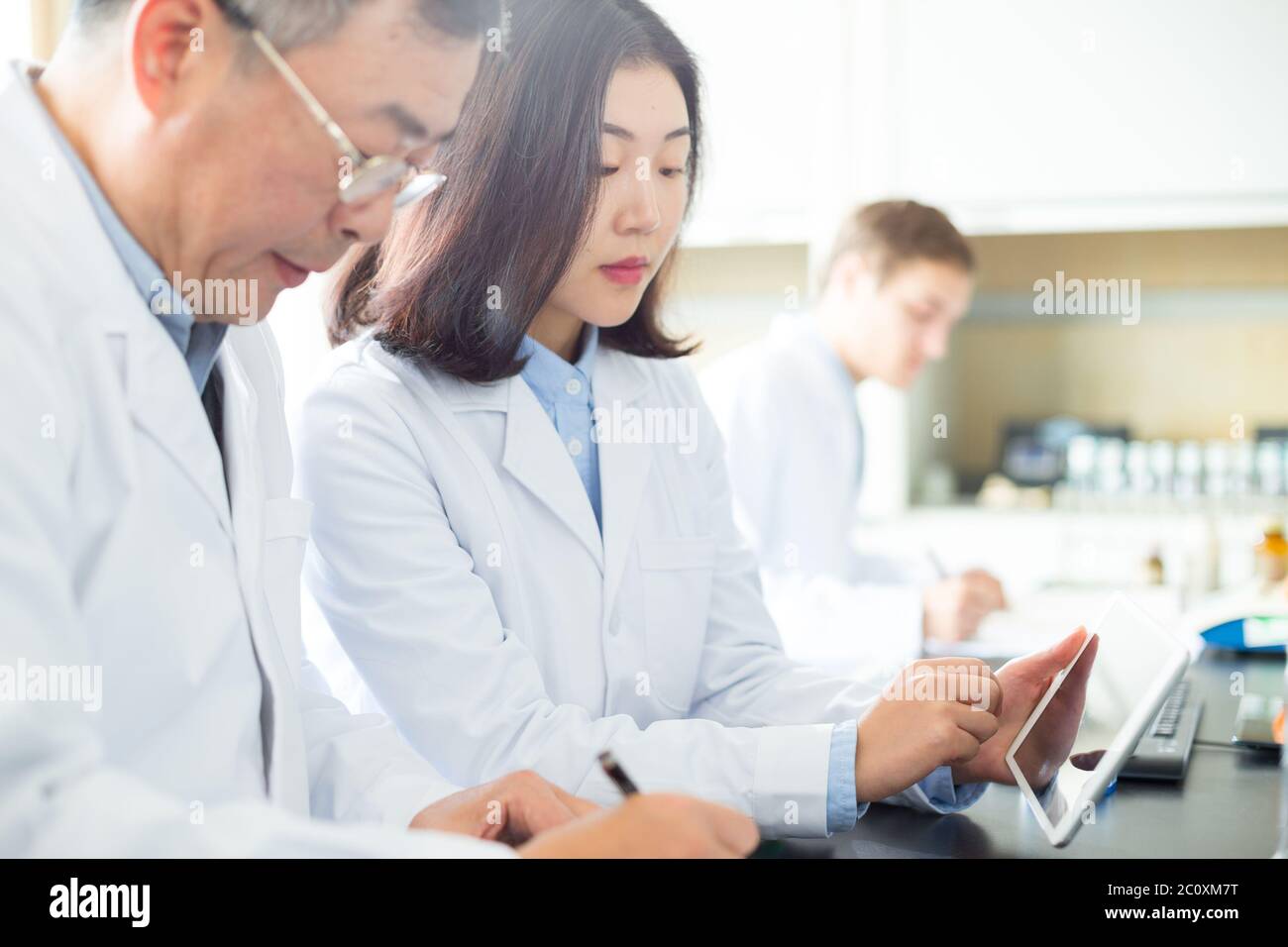 people doing chemical experiment in modern lab Stock Photo - Alamy