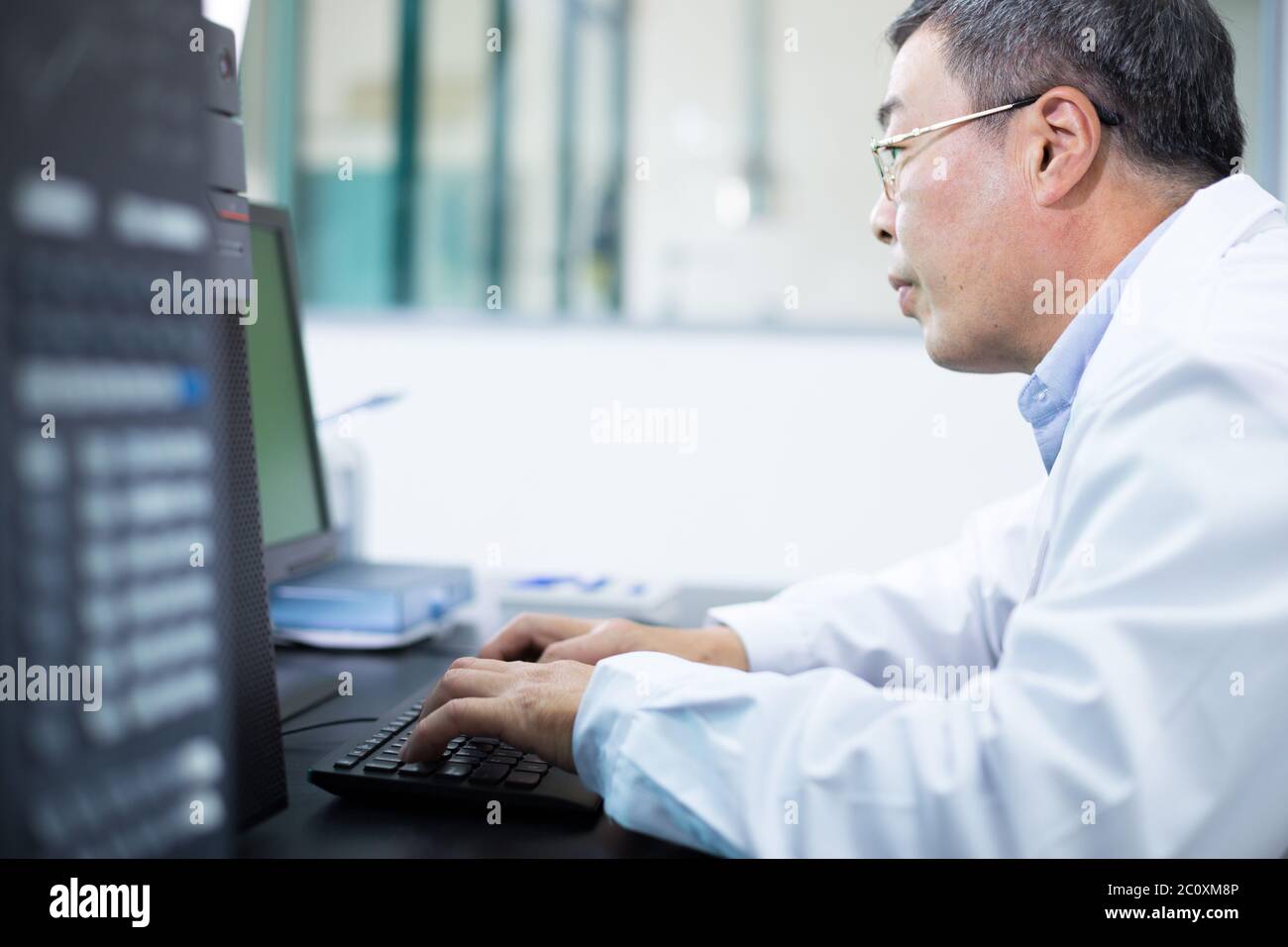 people analysis experimental data in computer in lab Stock Photo - Alamy