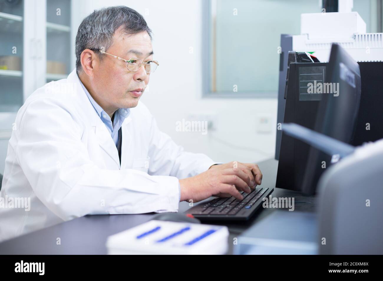 Chinese japanese lab technician hi-res stock photography and images - Alamy