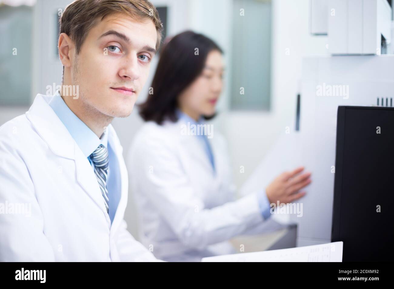 people analysis experimental data in computer in lab Stock Photo - Alamy