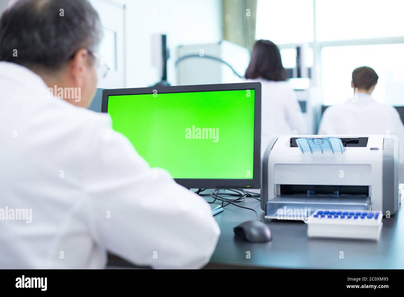 Lab technician computer chemistry hi-res stock photography and images ...