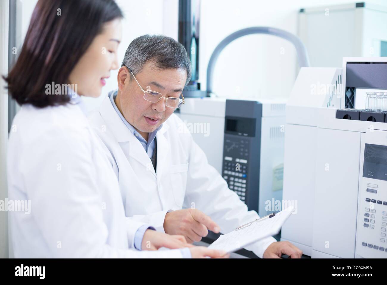 people analysis experimental data in computer in lab Stock Photo - Alamy