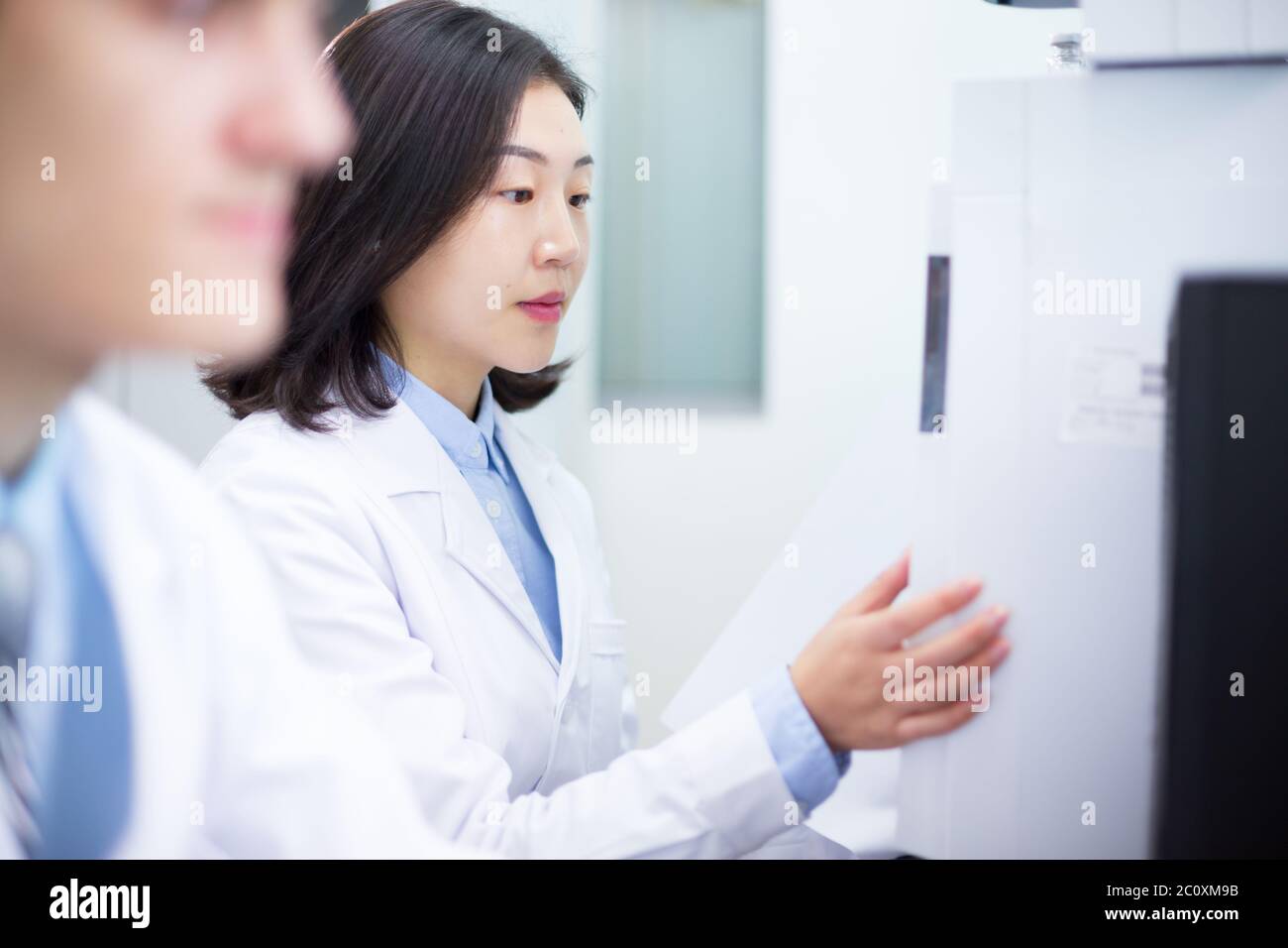 people analysis experimental data in computer in lab Stock Photo - Alamy