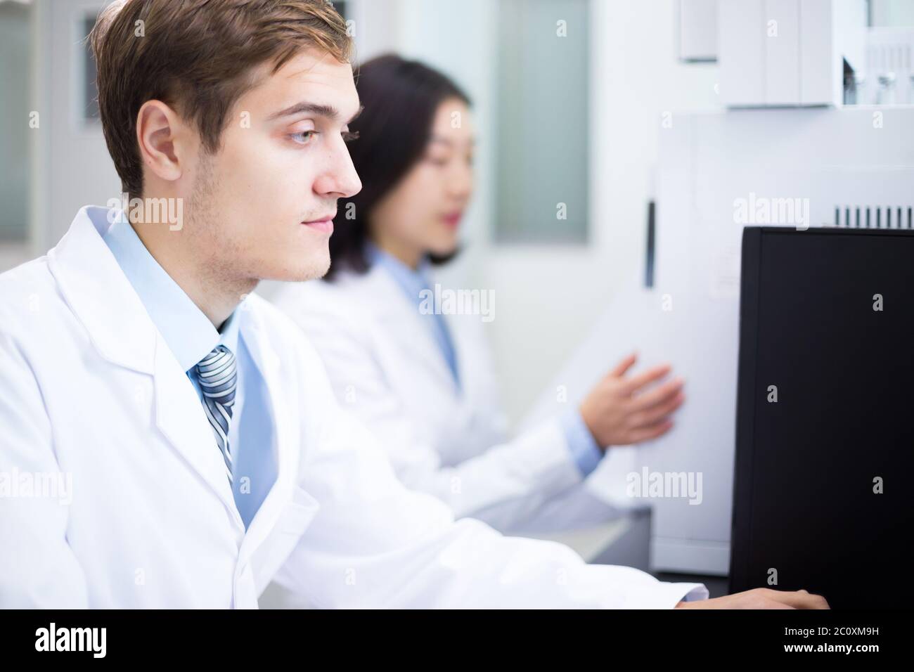 people analysis experimental data in computer in lab Stock Photo - Alamy