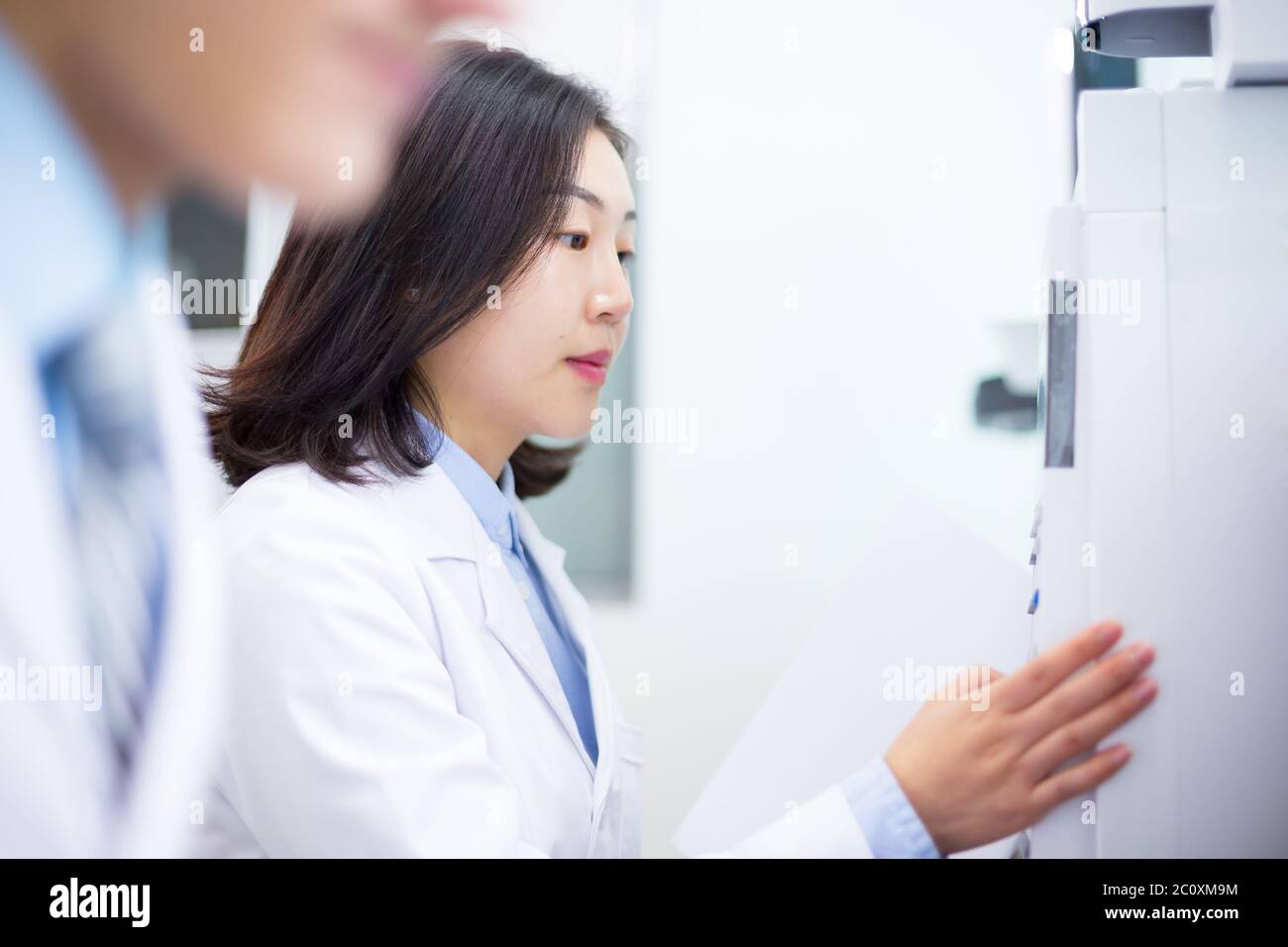 people analysis experimental data in computer in lab Stock Photo - Alamy