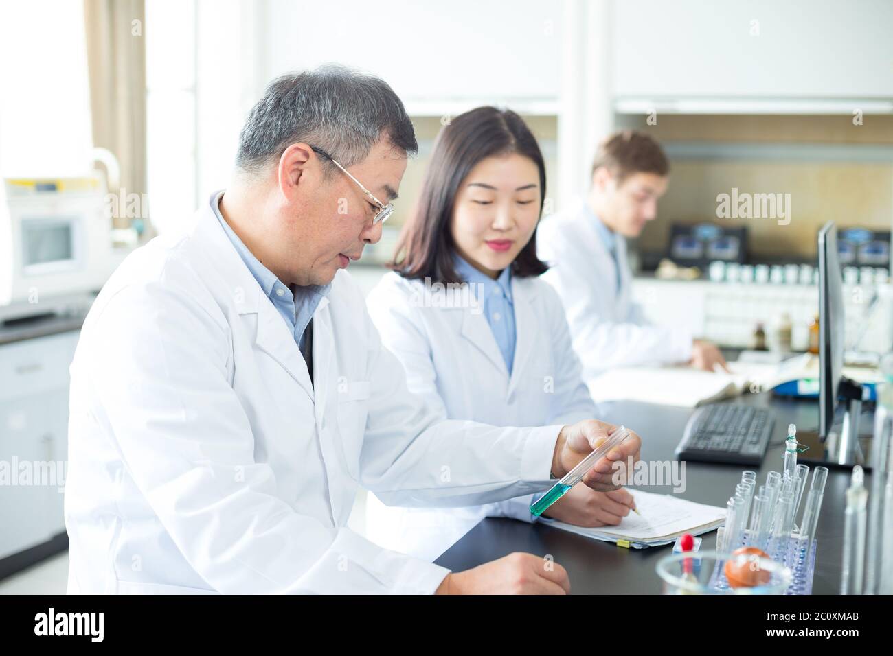 people doing chemical experiment in modern lab Stock Photo - Alamy