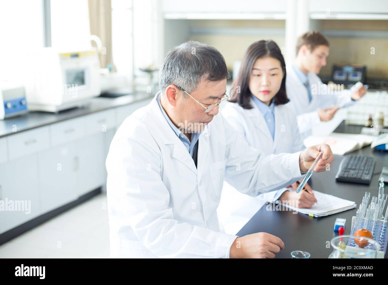 people doing chemical experiment in modern lab Stock Photo - Alamy