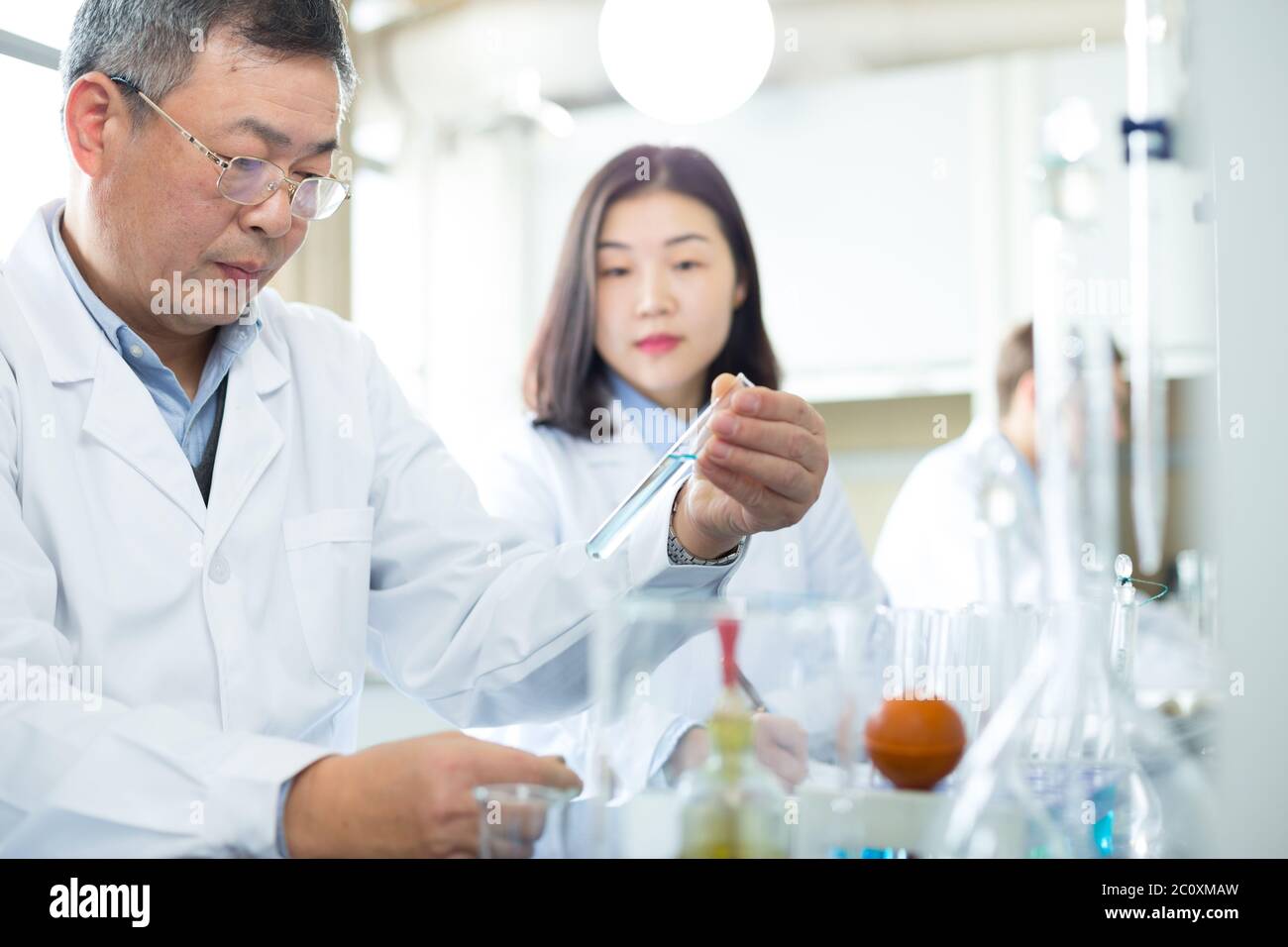 people doing chemical experiment in modern lab Stock Photo - Alamy