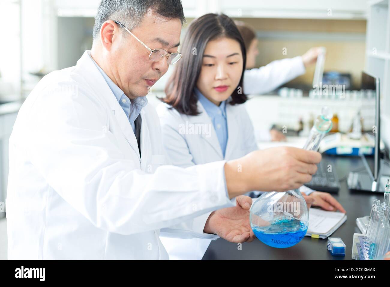 people doing chemical experiment in modern lab Stock Photo - Alamy