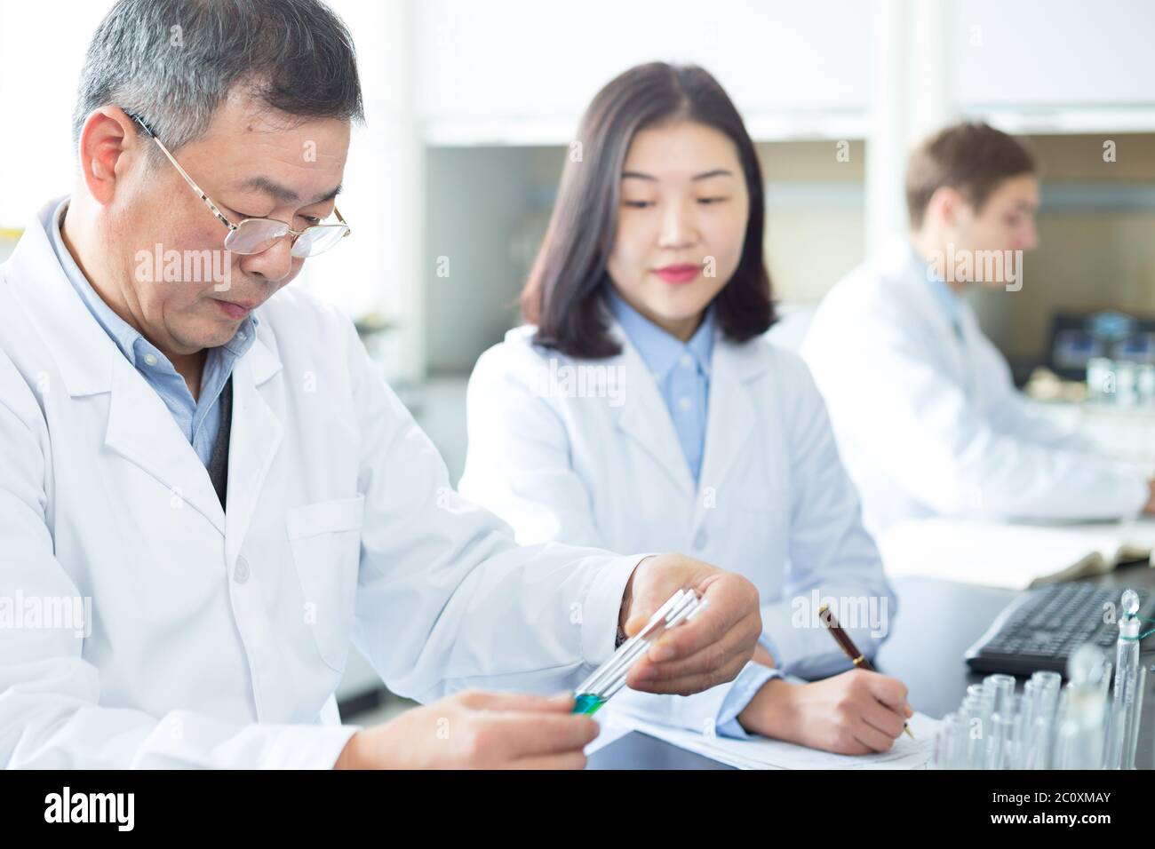 people doing chemical experiment in modern lab Stock Photo - Alamy