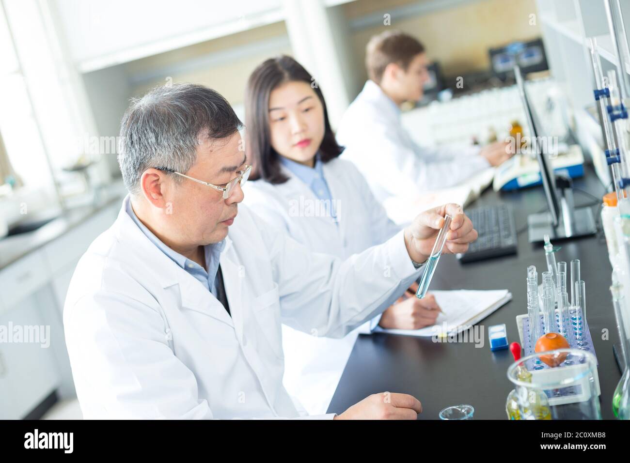 people doing chemical experiment in modern lab Stock Photo - Alamy