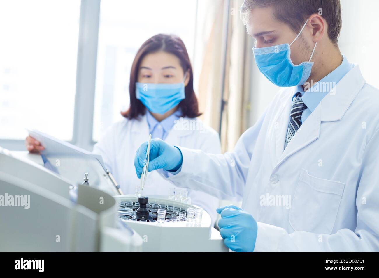 people do medical experiment in lab Stock Photo - Alamy