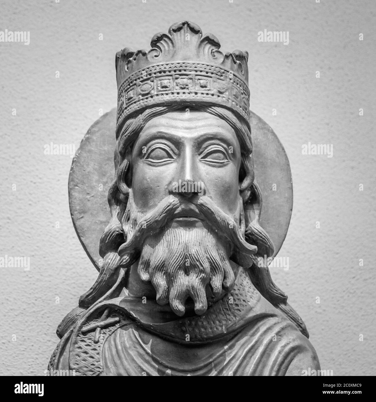 Statue of medieval King with crown Stock Photo - Alamy