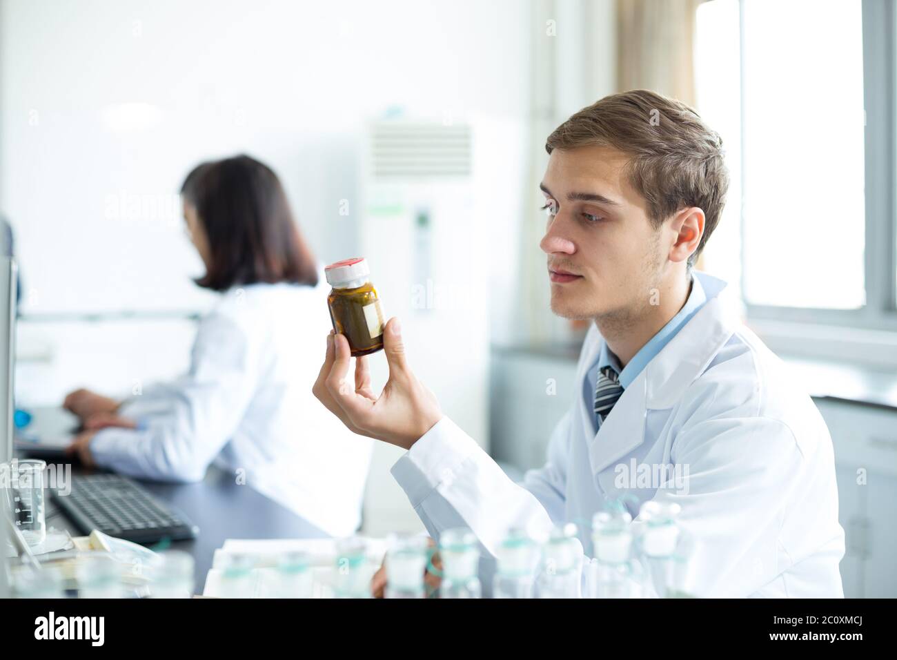 people doing chemical experiment in modern lab Stock Photo - Alamy