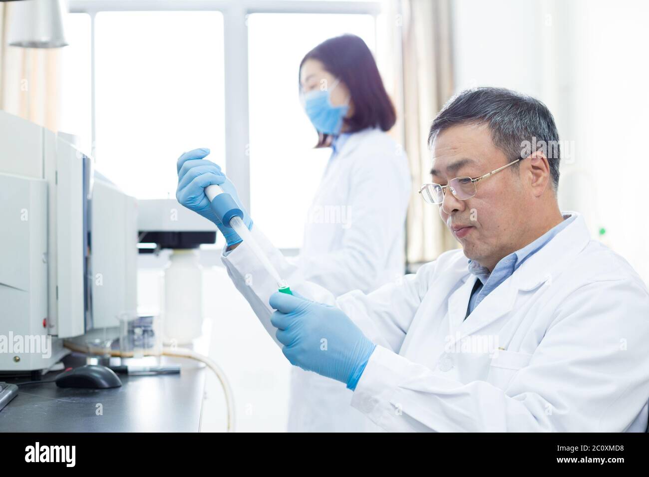 people do medical experiment in lab Stock Photo - Alamy