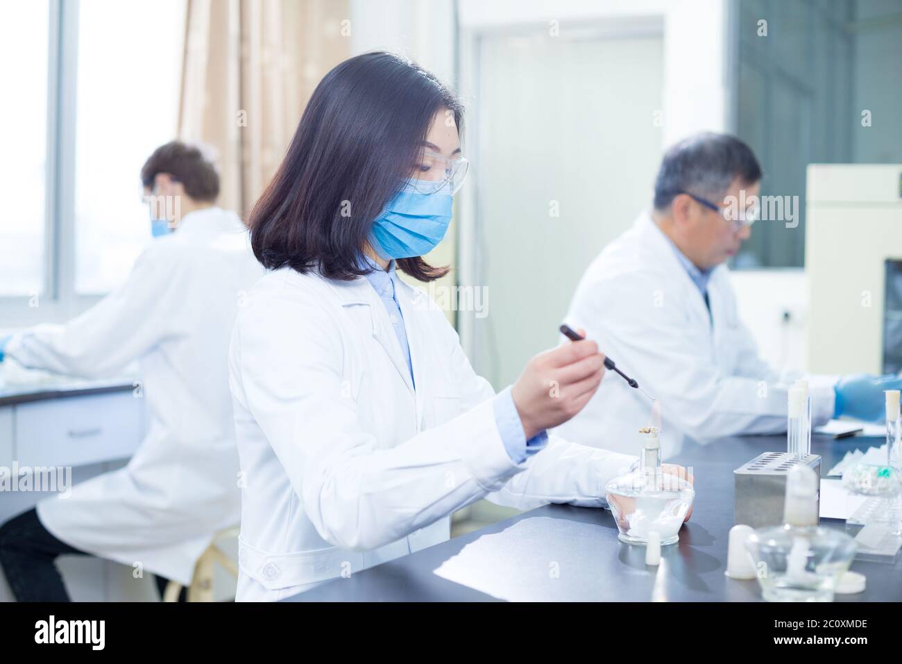 people do medical experiment in lab Stock Photo - Alamy