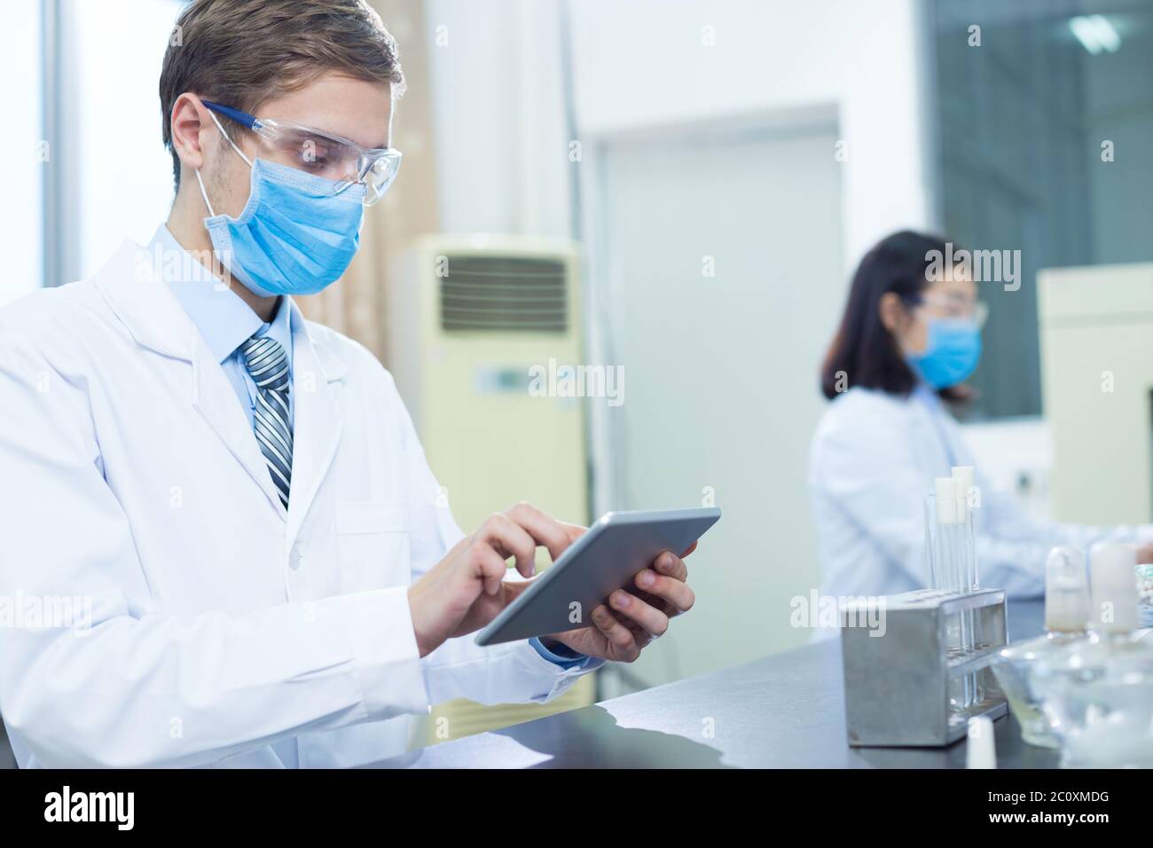 people do medical experiment in lab Stock Photo - Alamy
