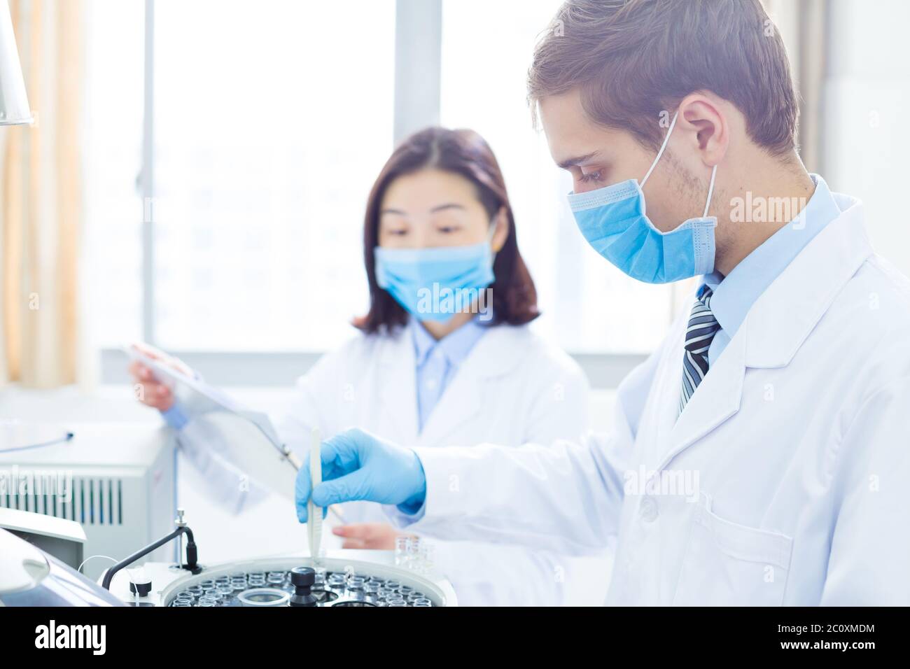 people do medical experiment in lab Stock Photo - Alamy