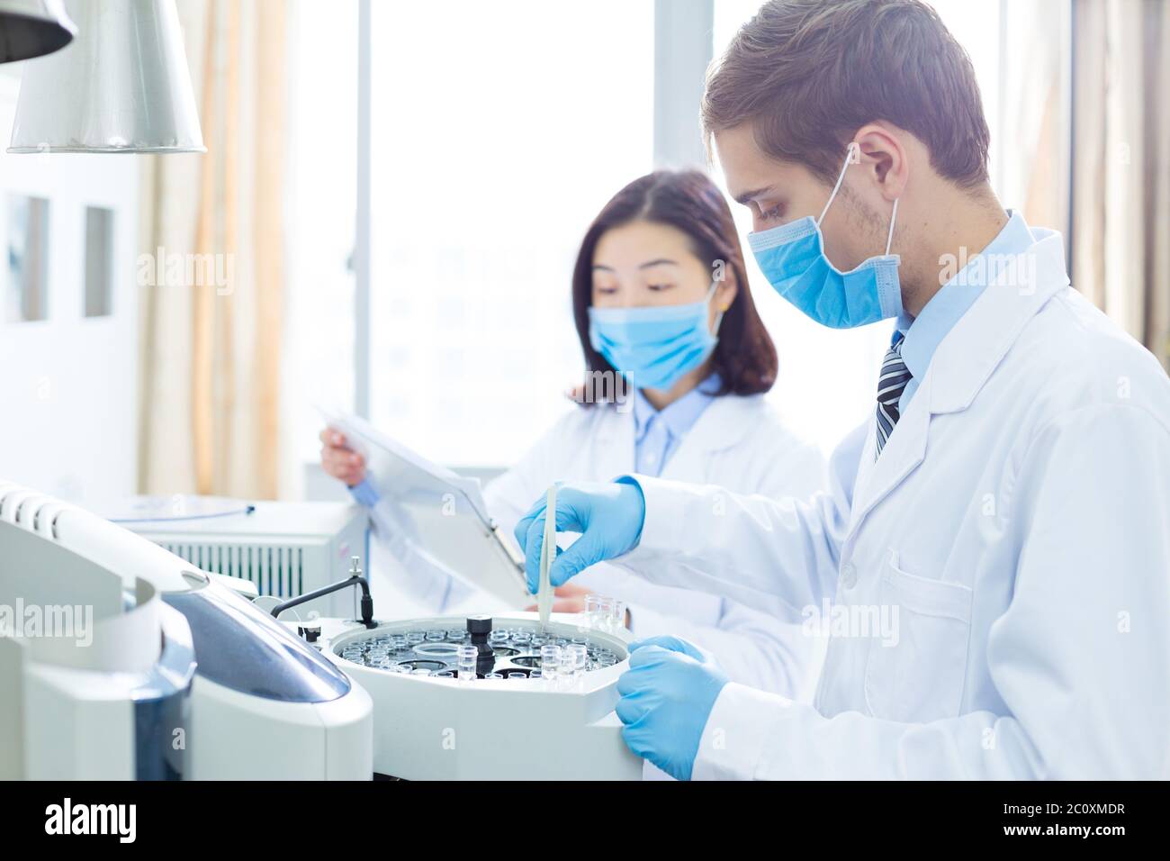 people do medical experiment in lab Stock Photo - Alamy
