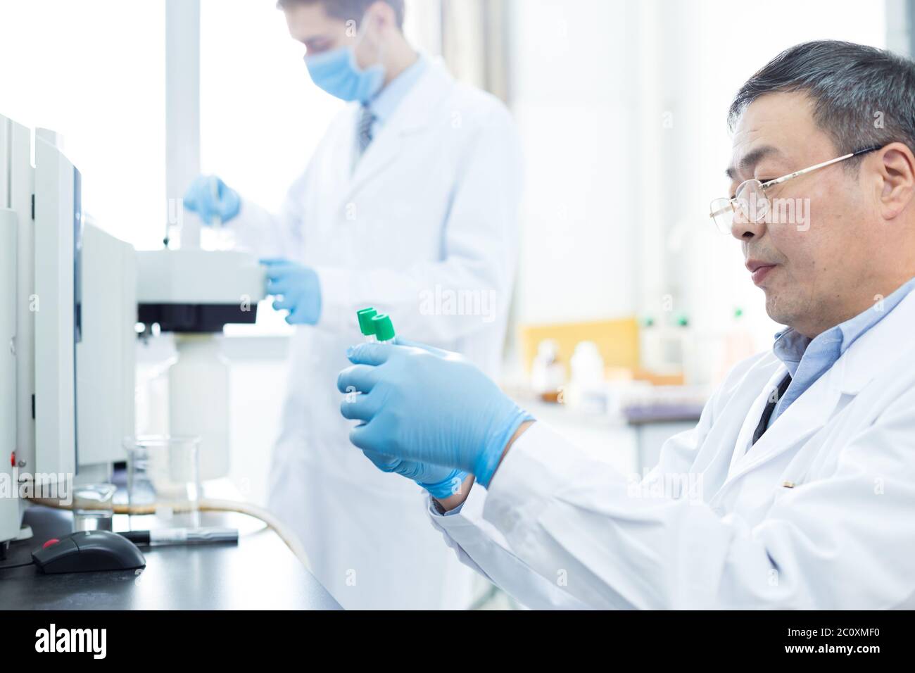 people do medical experiment in lab Stock Photo - Alamy