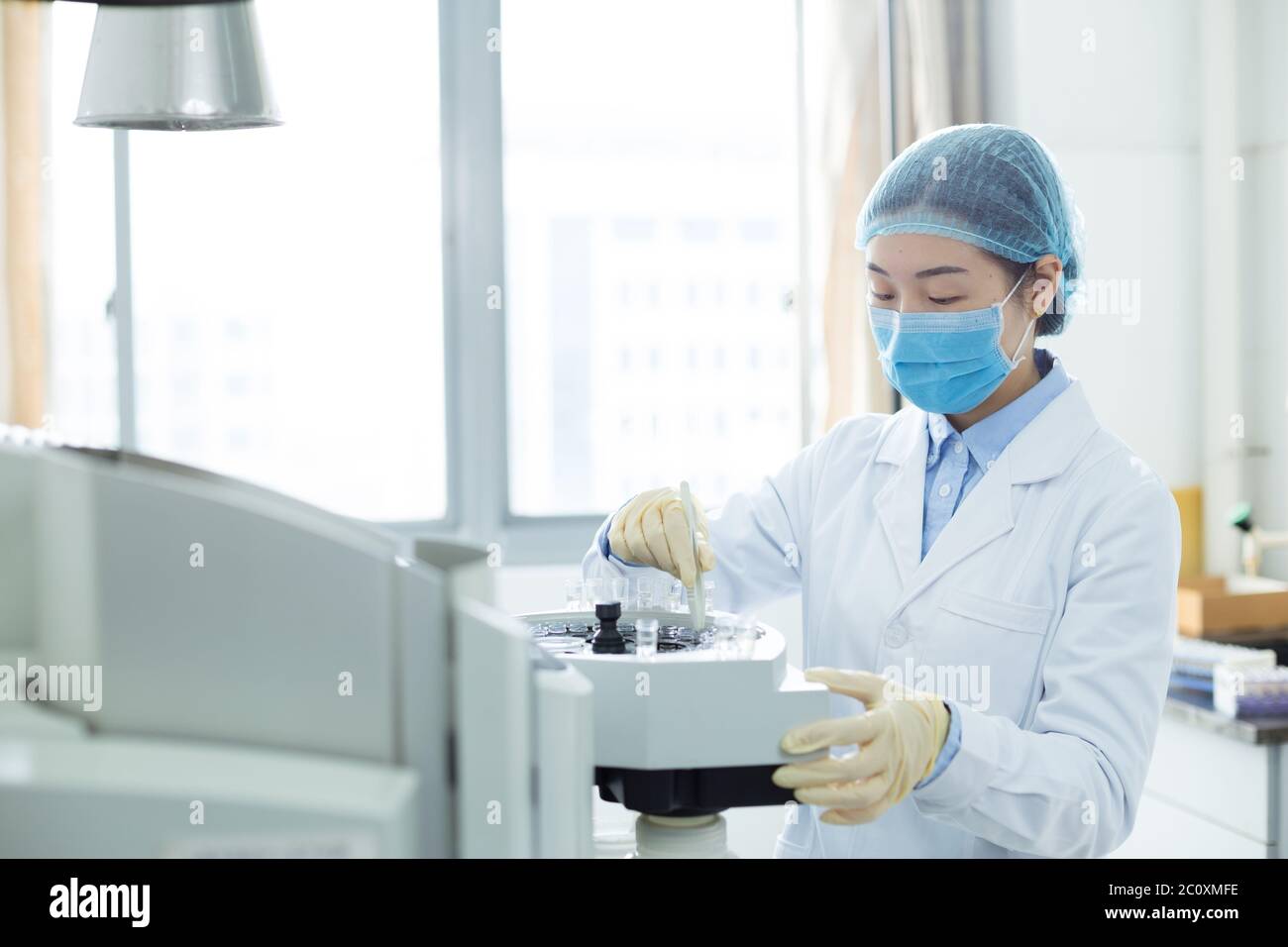 beautiful young girl does medical experiment in lab Stock Photo - Alamy