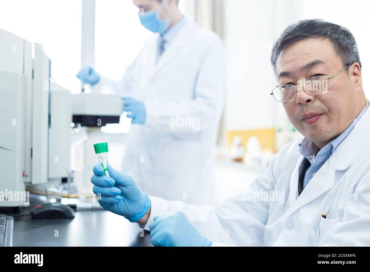 people do medical experiment in lab Stock Photo - Alamy