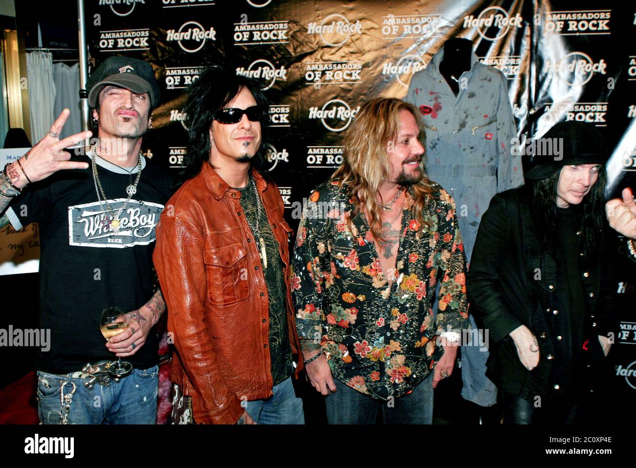 Tommy lee and nikki sixx hi-res stock photography and images - Alamy