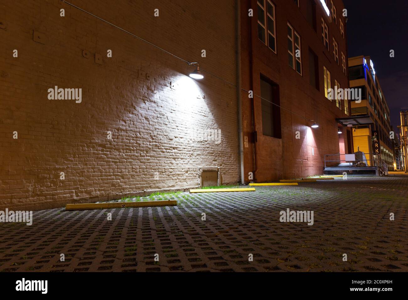 Night brick hi-res stock photography and images - Alamy