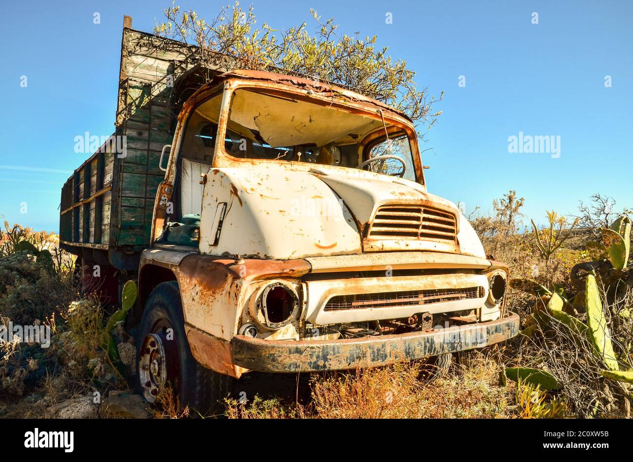 Broken down pickup truck hi-res stock photography and images - Alamy