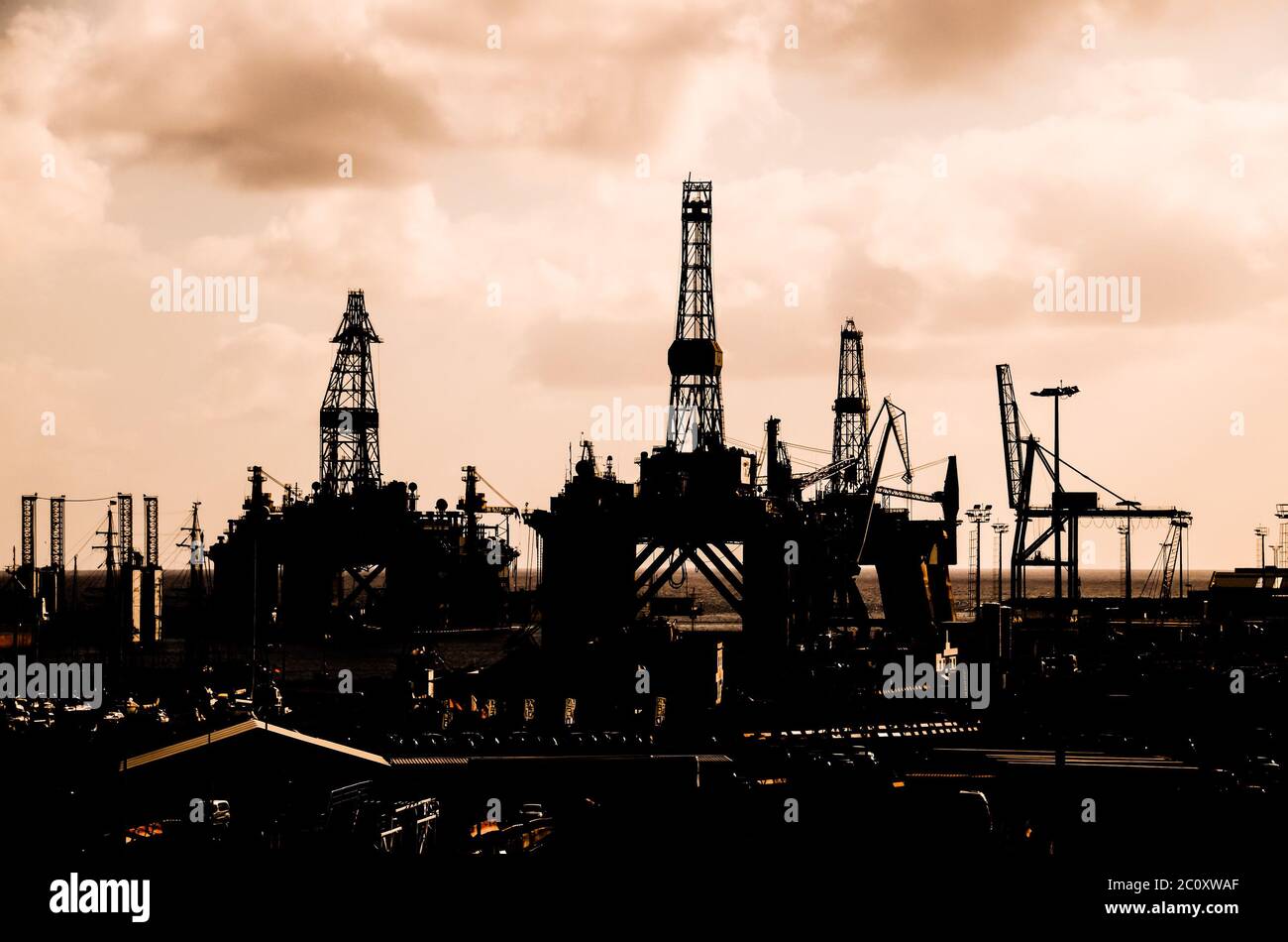 Oil Drilling Rig Silhouette Stock Photo - Alamy