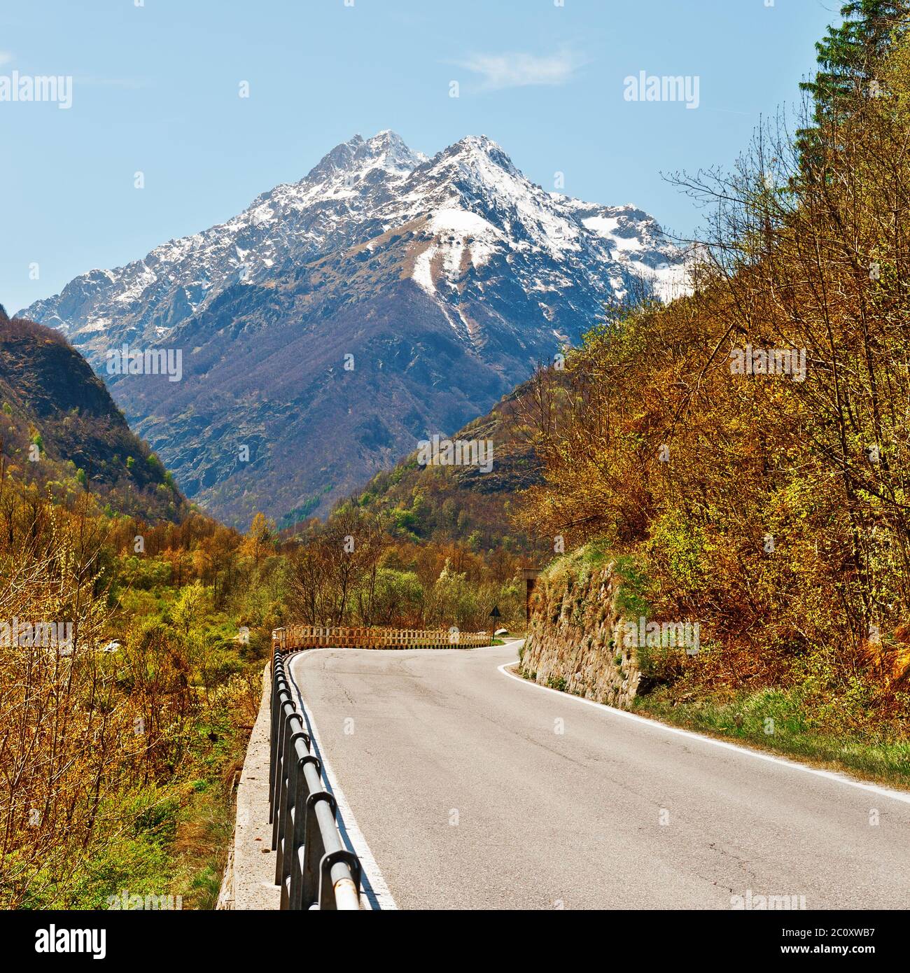 Asphalt road snow capped hi-res stock photography and images - Alamy