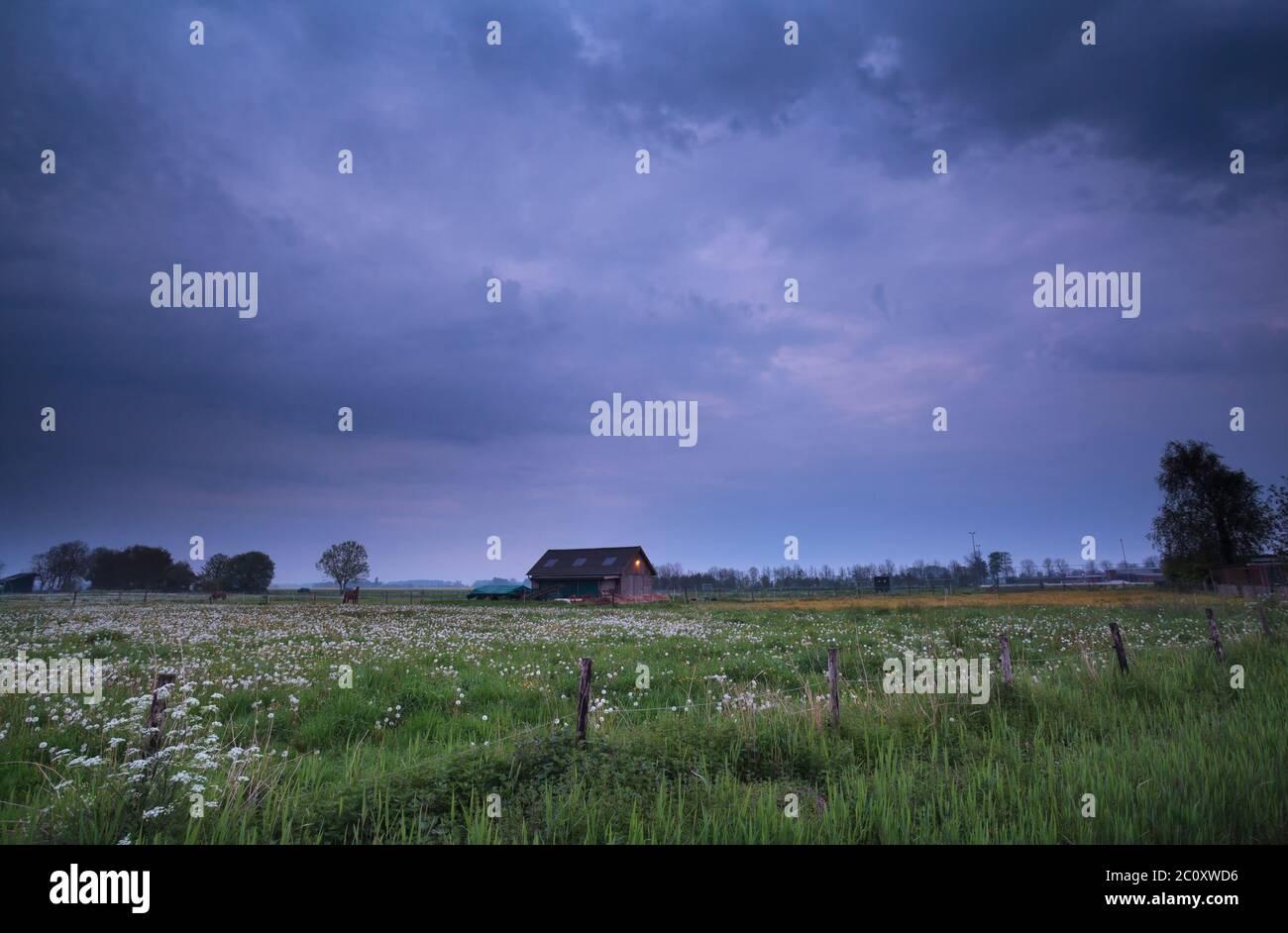 Stormy sky farmhouse hi-res stock photography and images - Alamy