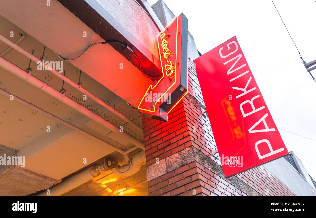 Sign parking before entrance hi-res stock photography and images - Alamy