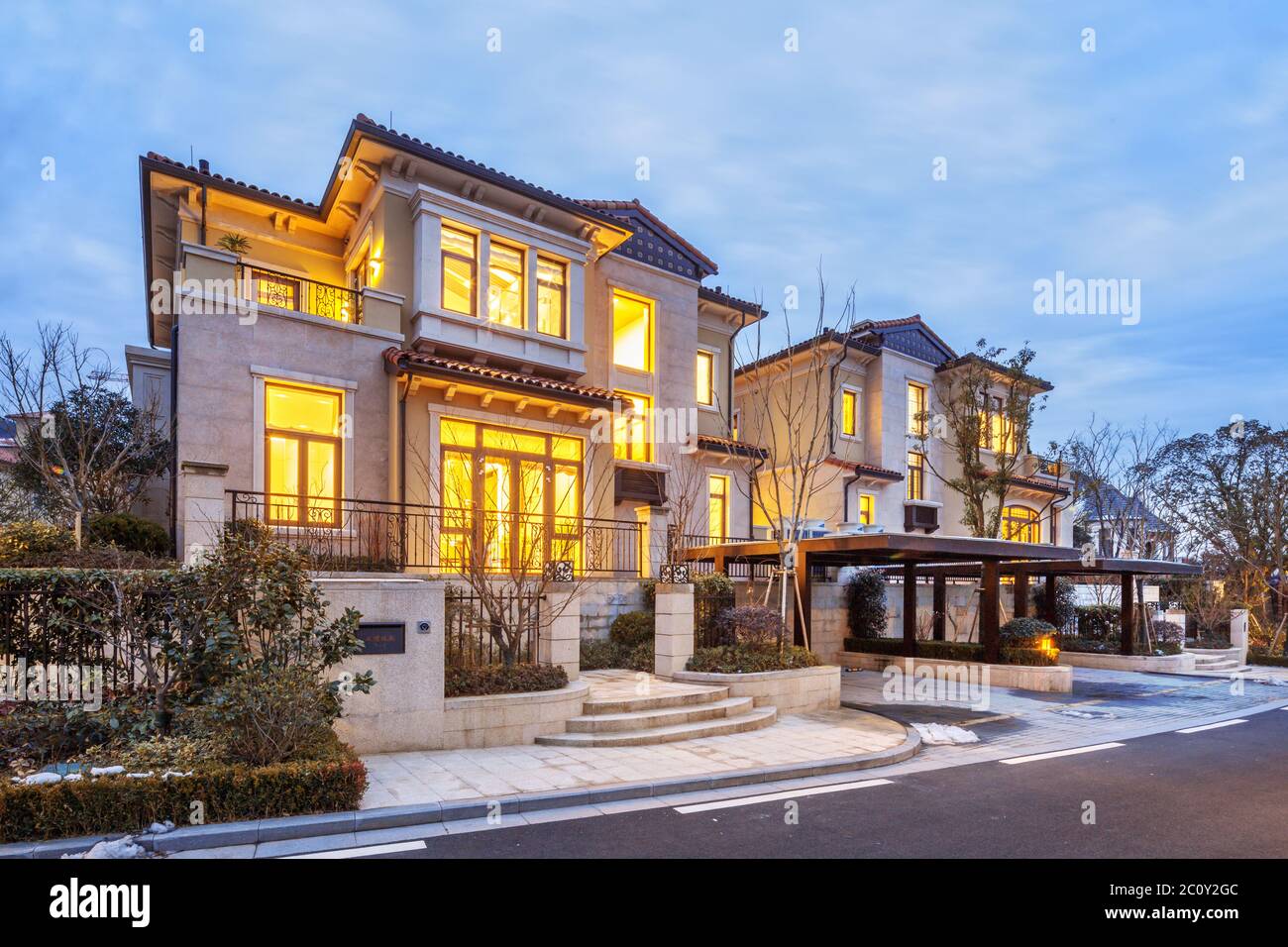 Modern villa night hi-res stock photography and images - Alamy